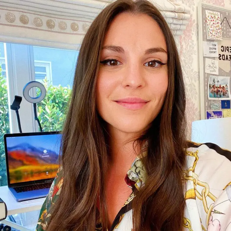 Victoria Aveyard Age, Wiki, Bio, Height, Husband, Net Worth ...