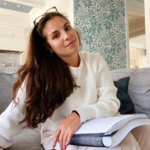 Victoria Aveyard Age, Wiki, Bio, Height, Husband, Net Worth ...